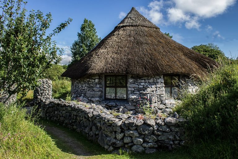 Round Houses - Origin, Benefits, Types & Photos - Homenish