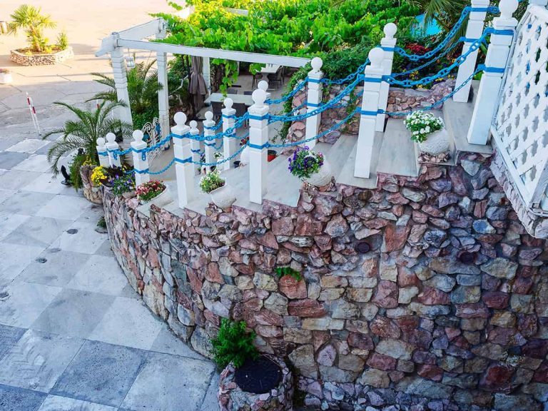 46 Timeless & Trendy Porch Railing Ideas You'll Love - Homenish