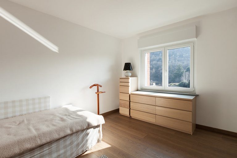 Where to Put Bed in Room with Windows? - Homenish