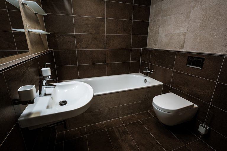 9 Clever 8’ x 8’ Bathroom Layout Plans For Small Space