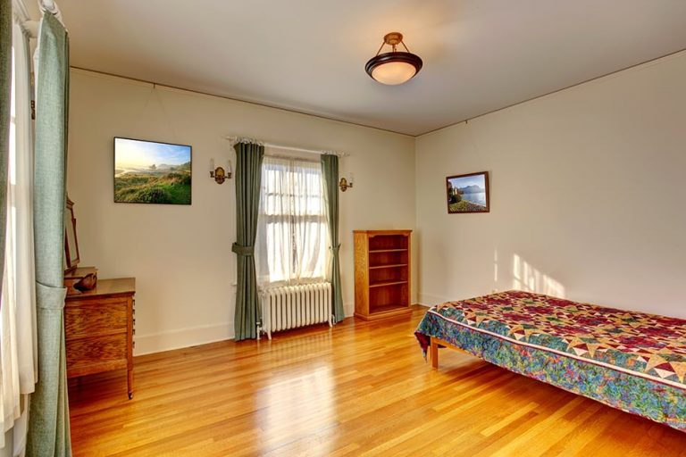 9 Ideal 10x10 Bedroom Layouts For Small Rooms - Homenish