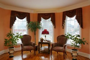 9 Bay Window Living Room Layouts (with Floor Plans) - Homenish