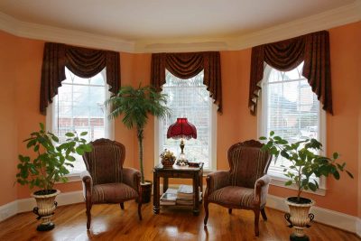 9 Bay Window Living Room Layouts (with Floor Plans) - Homenish