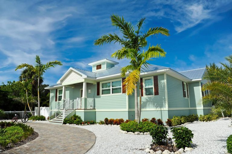 8 Beautiful Beach House Exterior Colors For Inspiration - Homenish