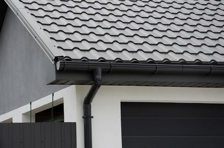 7 White House with Black Trim Combinations for a Dazzling Effect