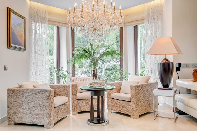 9 Bay Window Living Room Layouts (with Floor Plans) - Homenish