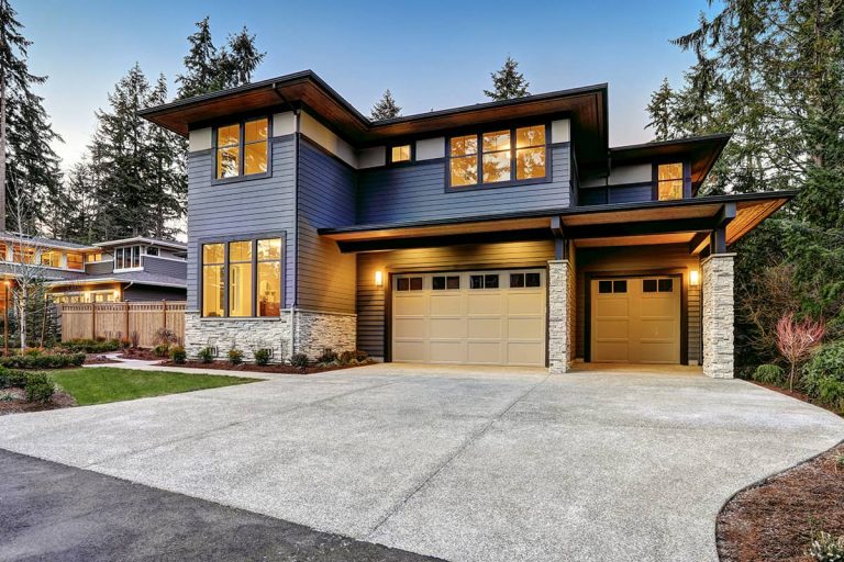 4 Charming Blue House with Black Trim Combinations