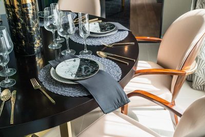 How to Decorate a Round Dining Room Table (5 Things to Consider)