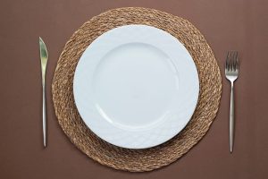Guide to Dinner Plate Sizes (with Drawings)