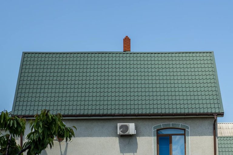 What Color House Goes with a Green Roof (12 Eye-Catching Combinations)