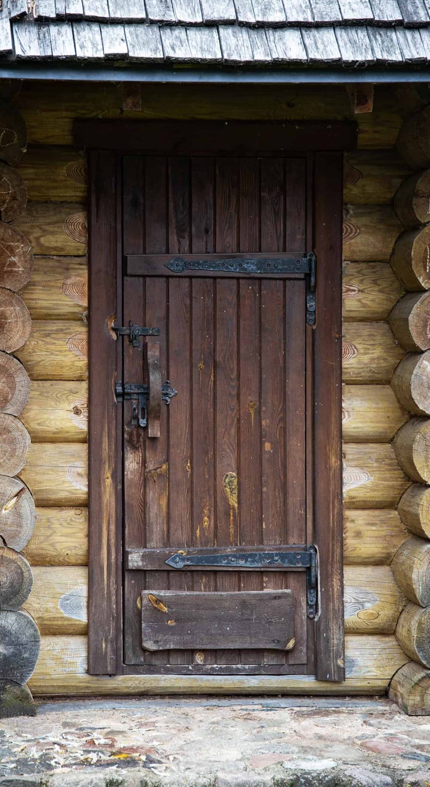 9 Log Cabin Door Colors for a Rustic Feel