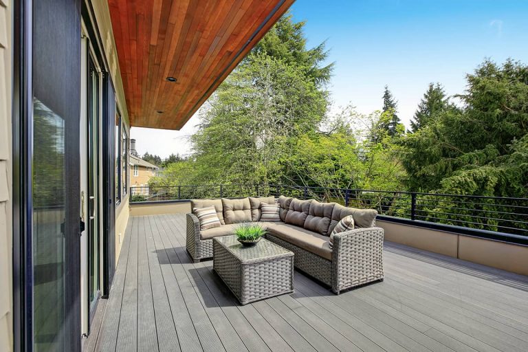 7 Most Compatible Deck Colors for a Beige House