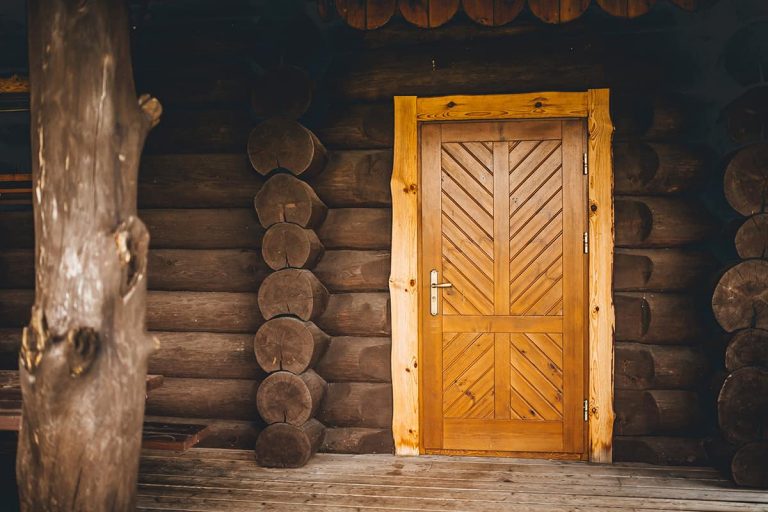 9 Log Cabin Door Colors for a Rustic Feel