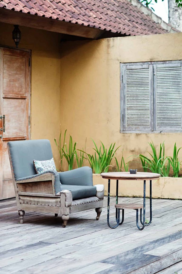 7 Most Compatible Deck Colors for a Beige House