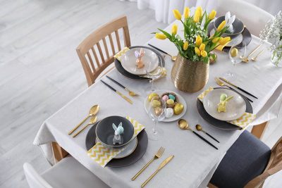 How to Decorate a Glass Dining Table (8 Excellent Ways)