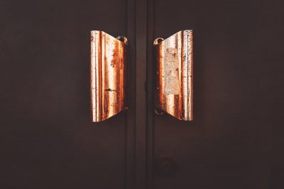 9 Stylish Hardware Colors and Finishes for Black Kitchen Cabinets