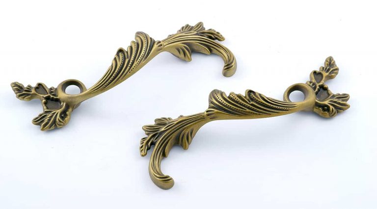 9 Stylish Hardware Colors and Finishes for Black Kitchen Cabinets