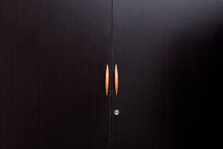 9 Stylish Hardware Colors and Finishes for Black Kitchen Cabinets