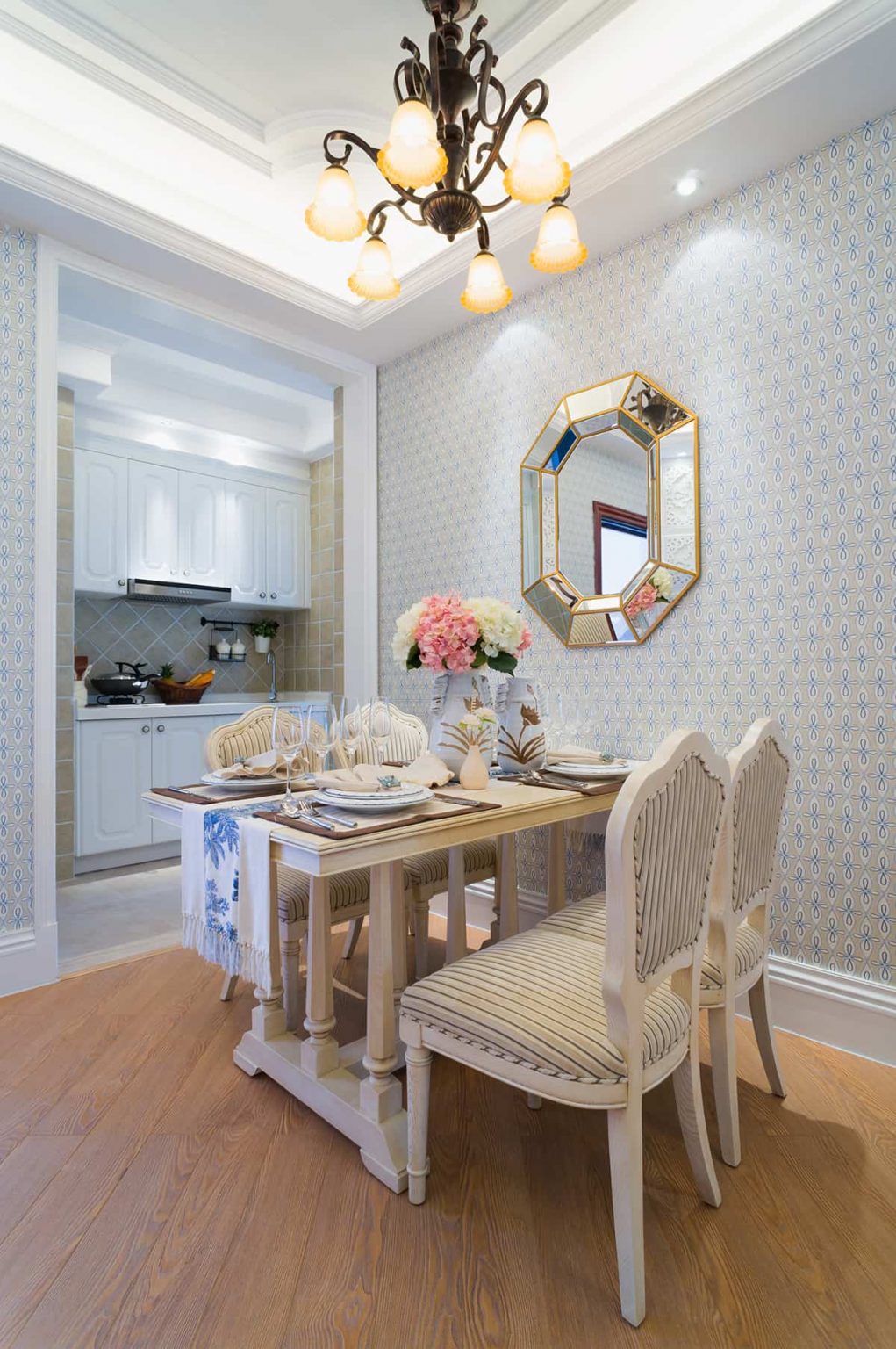 12 Dazzling Dining Room Mirror Ideas for a Touch of Class