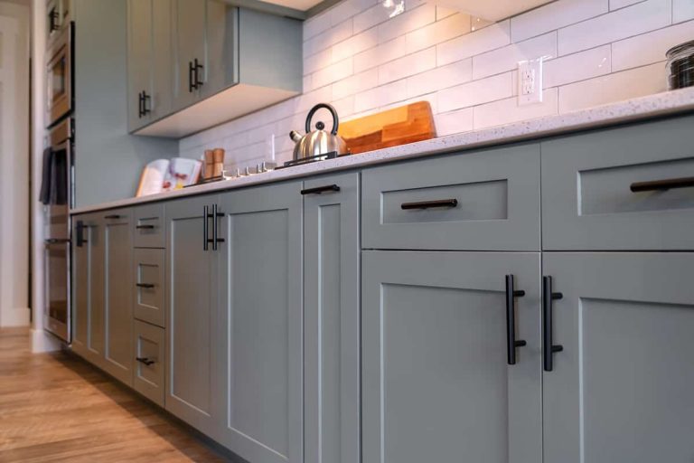 9 Stylish Hardware Colors and Finishes for Black Kitchen Cabinets ...