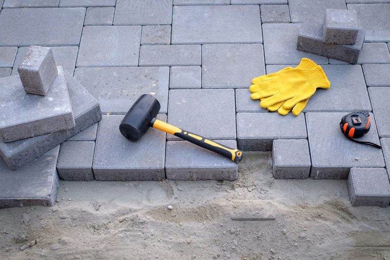 Guide to Paver Size and Guidelines (with 2 Drawings)