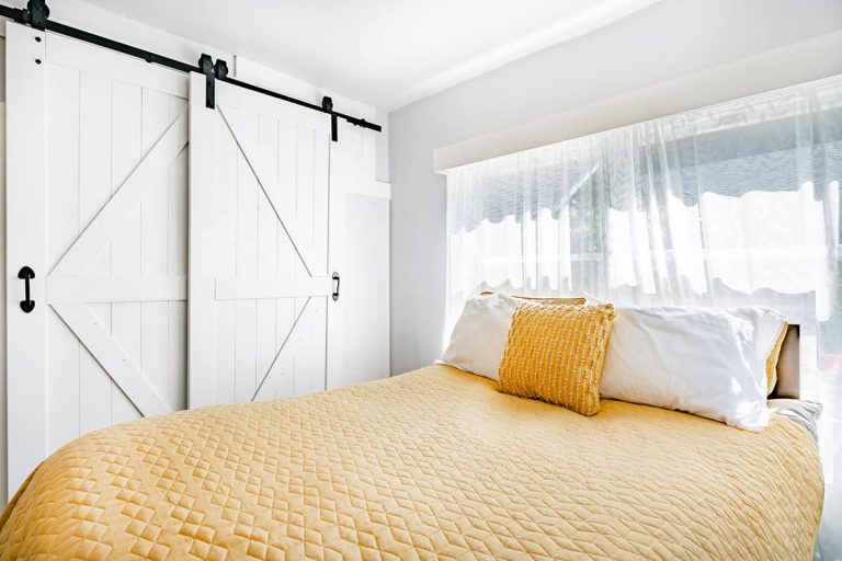 How to Keep Screen Door from Slamming (8 Suggestions) - Homenish