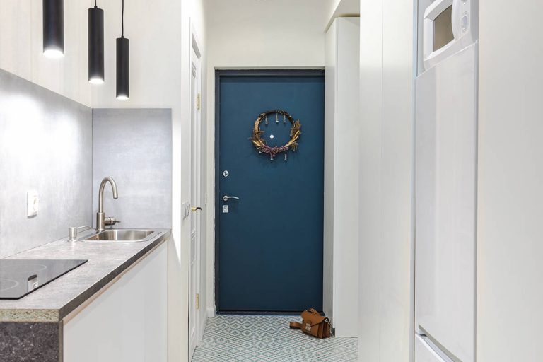 10 Ideal Interior Door Colors with White Walls