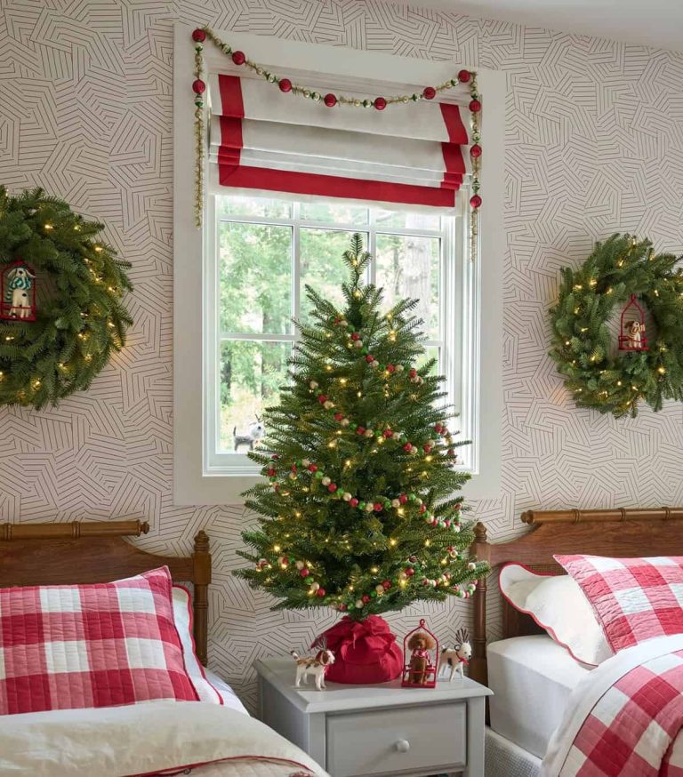 41 Magical Window Christmas Decorations You’ll Want to Copy This Year