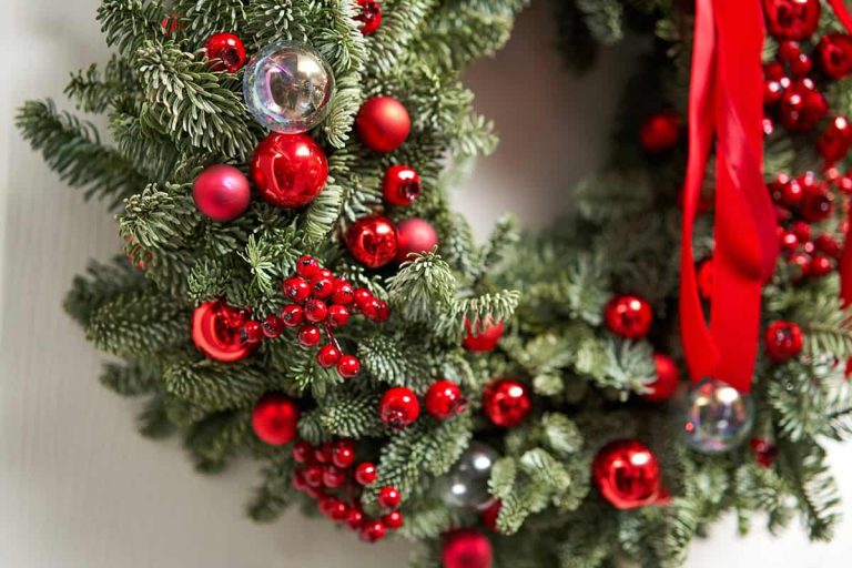 45 Easy Christmas Wreath Ideas That Instantly Upgrade Your Holiday Decor