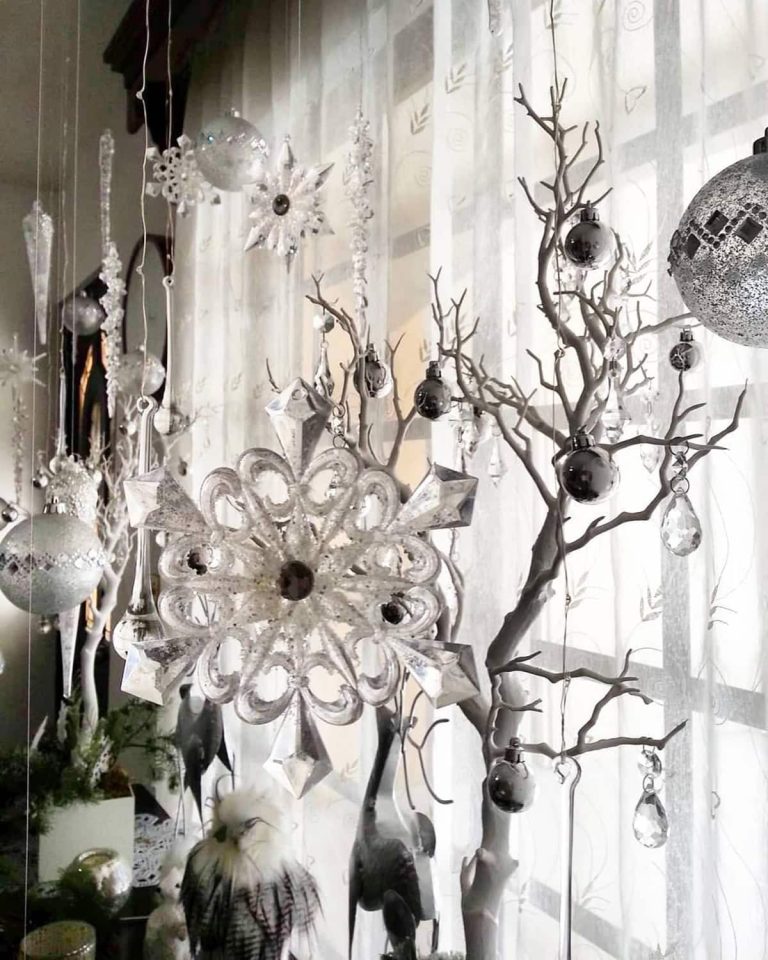 41 Magical Window Christmas Decorations You’ll Want to Copy This Year