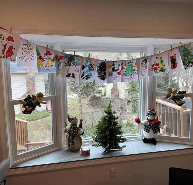 41 Magical Window Christmas Decorations You’ll Want to Copy This Year