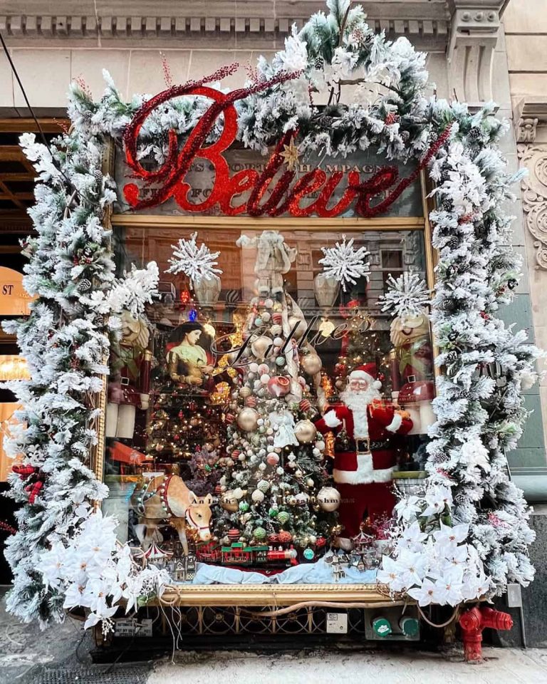 41 Magical Window Christmas Decorations You’ll Want to Copy This Year