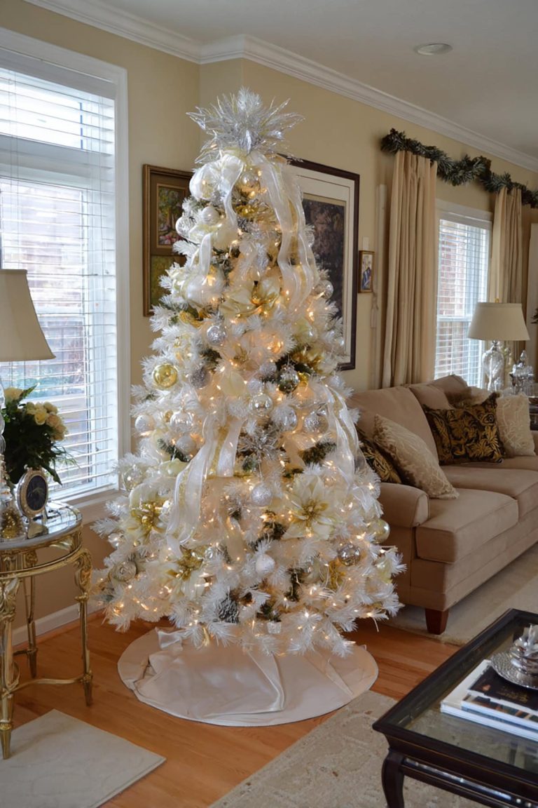27 White Christmas Tree Ideas You’ll Want to Copy This Season