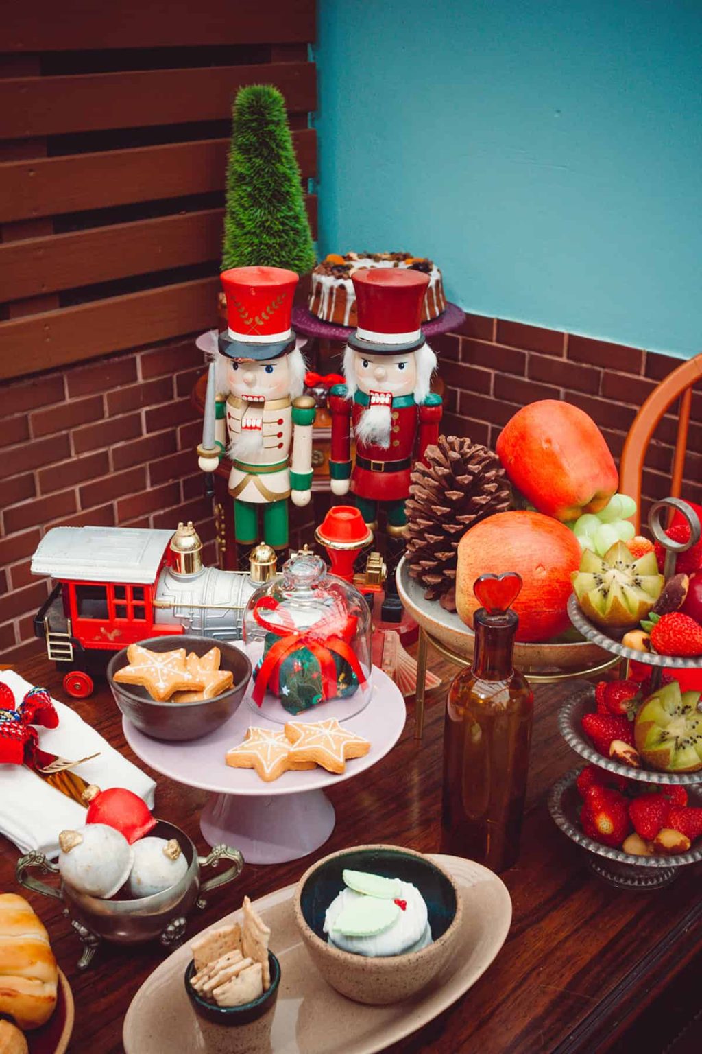 27 Festive Christmas Dining Table Decor Ideas