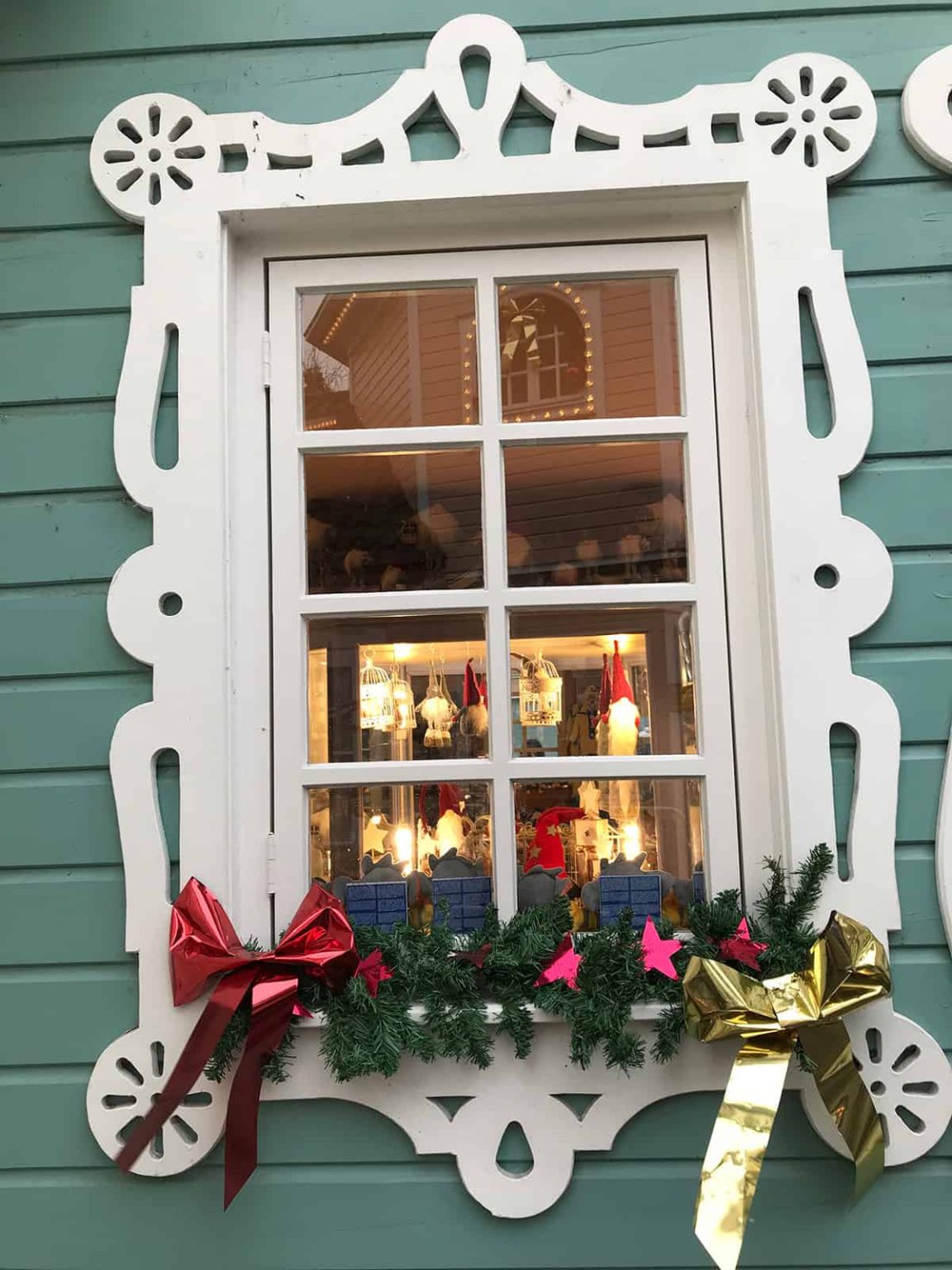 41 Magical Window Christmas Decorations You’ll Want to Copy This Year