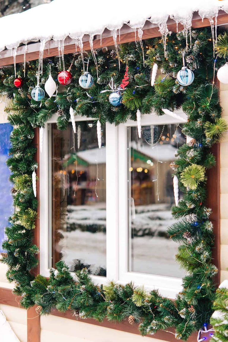 41 Magical Window Christmas Decorations You’ll Want to Copy This Year