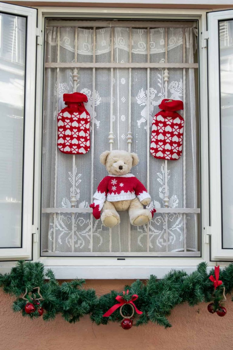 41 Magical Window Christmas Decorations You’ll Want to Copy This Year