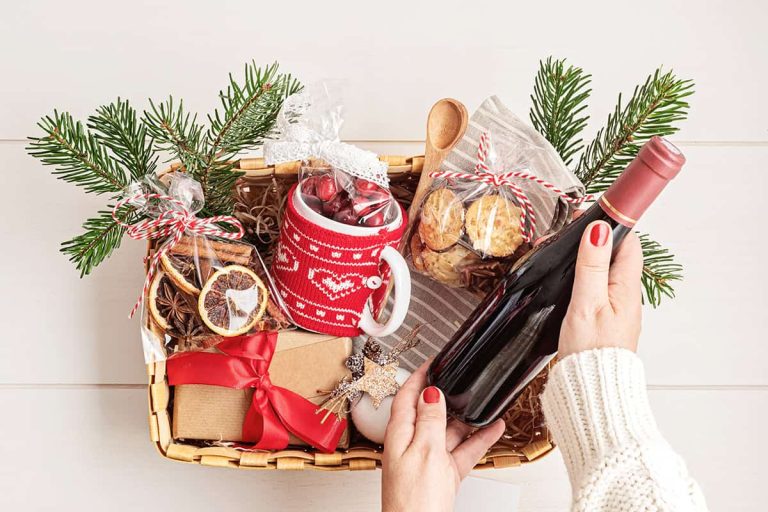 46 Inviting & Cozy Christmas Gift Basket Ideas