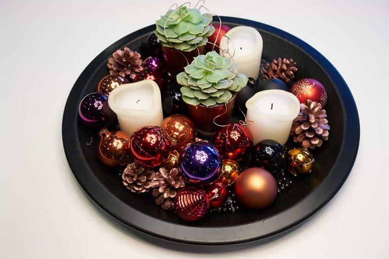 38 Cozy & Pretty Christmas Tray Decor Ideas