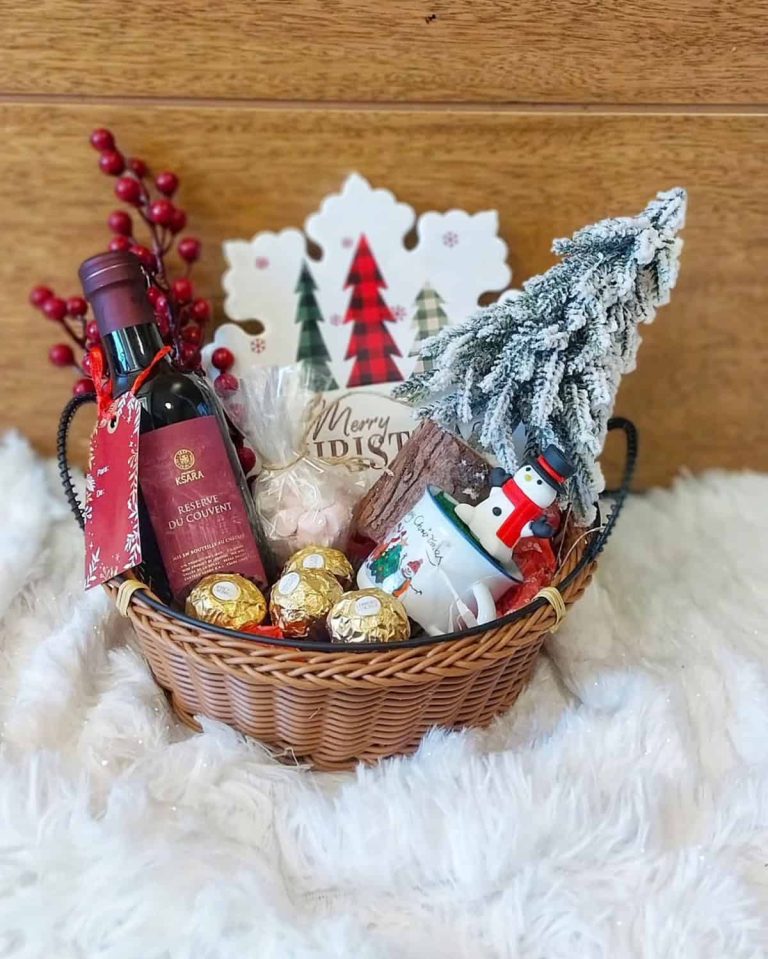46 Inviting & Cozy Christmas Gift Basket Ideas