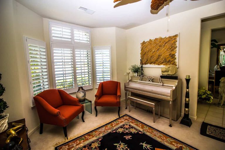 26 Bay Window Decorating Ideas That Change the Whole Room